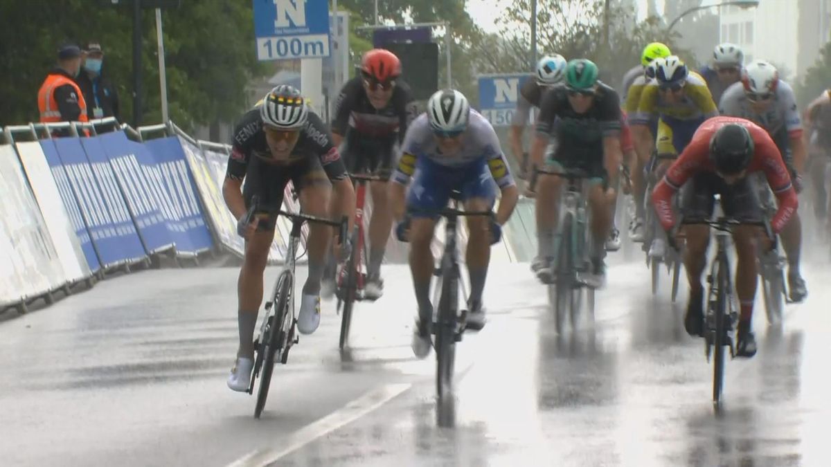 Brussels Classic | Tim Merlier wint eindsprint, glijpartij na de finish ...