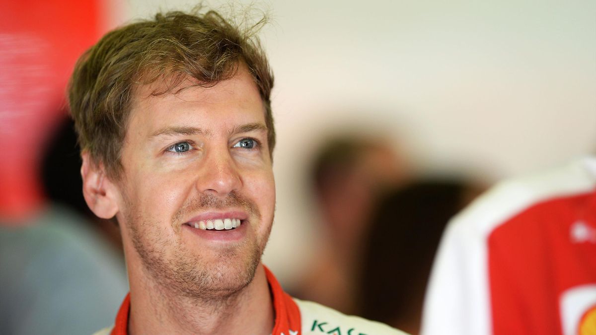 Avant la qualif, Kimi Räikkönen (Ferrari) fait le rail, son coéquipier ...