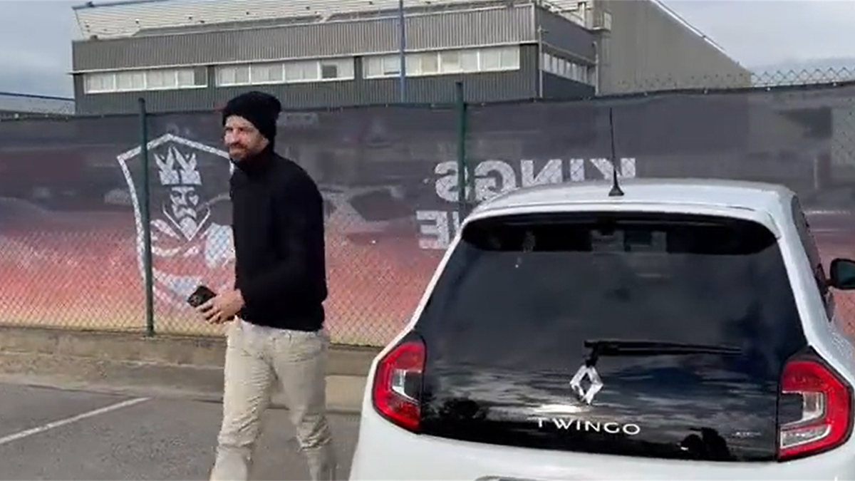 Piqué vuelve a hacer de las suyas y llega a la Kings League montado en ...