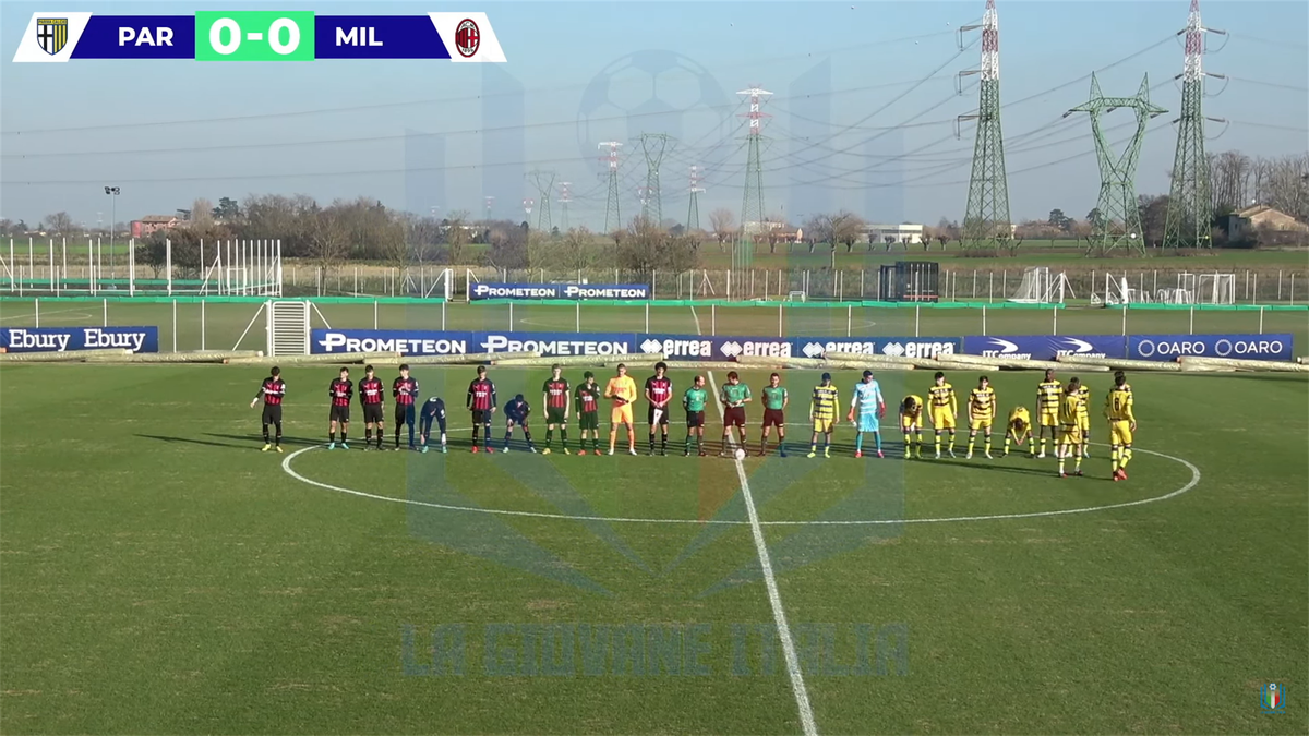 Jucătorul român de 17 ani pentru care s-au luptat AC Milan și Barcelona ...