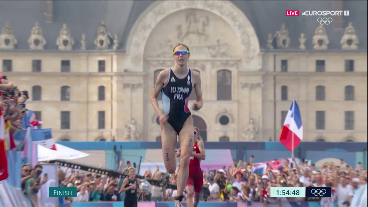 Jeux Olympiques Paris 2024 : Cassandre Beaugrand remporte le triathlon ...