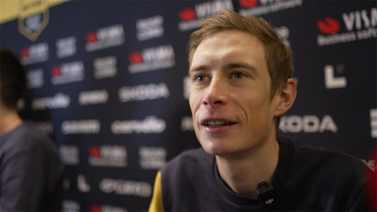 Tim Merlier opent Parijs-Nice met overtuigende sprintzege en is eerste ...