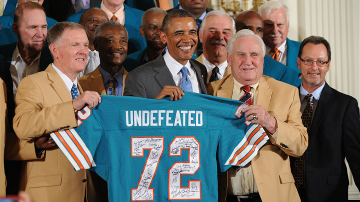 Barack Obama rend hommage au football américain - Eurosport