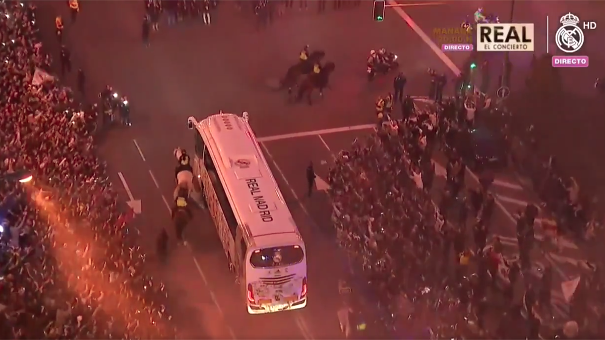 Ambiance de folie autour de Bernabéu à l'arrivée du bus du Real Madrid ...