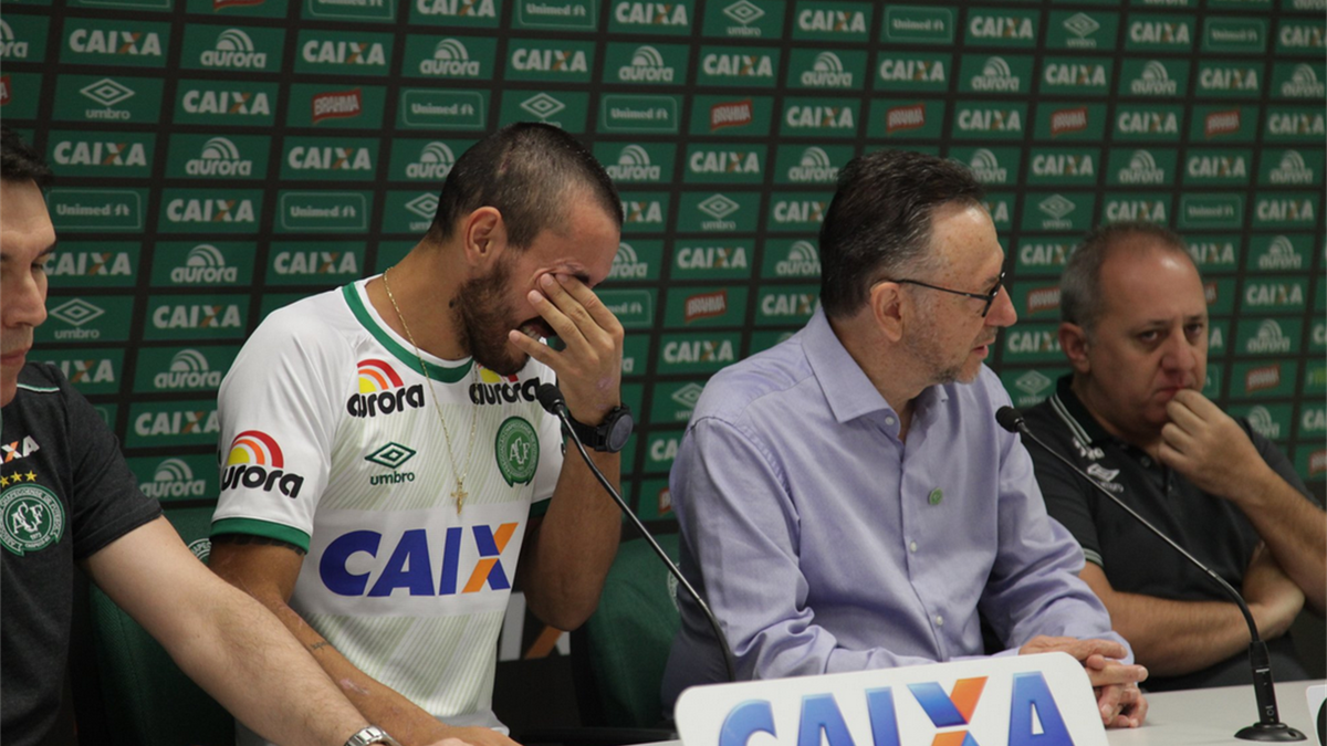 Alan Ruschel, superstite della tragedia della Chapecoense in lacrime ...