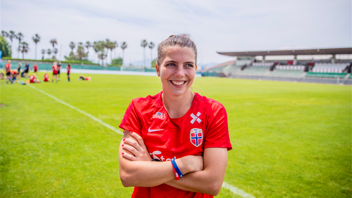 Nok en landslagsspiller blir fotballproff i England - Eurosport