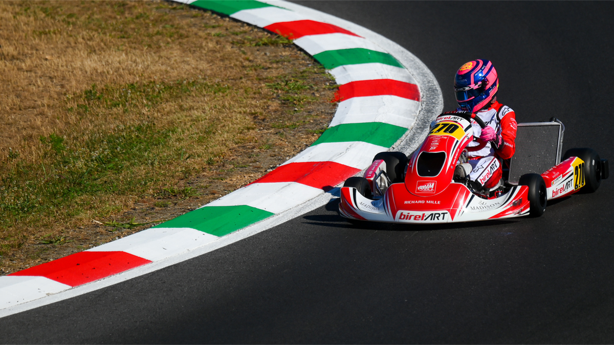 Primul pilot roman cu bilet FIA pentru Ferrari este o fata de 13 ani ...