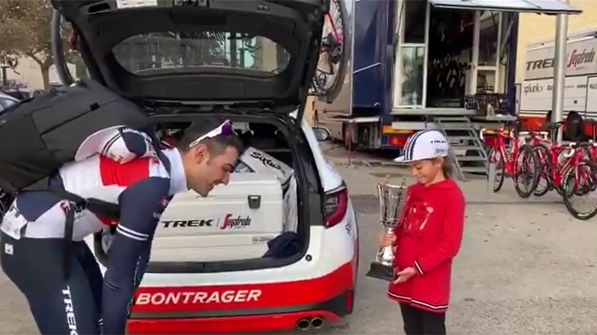 Matteo Moschetti ganó la carrera y el corazón de esta joven aficionada ...