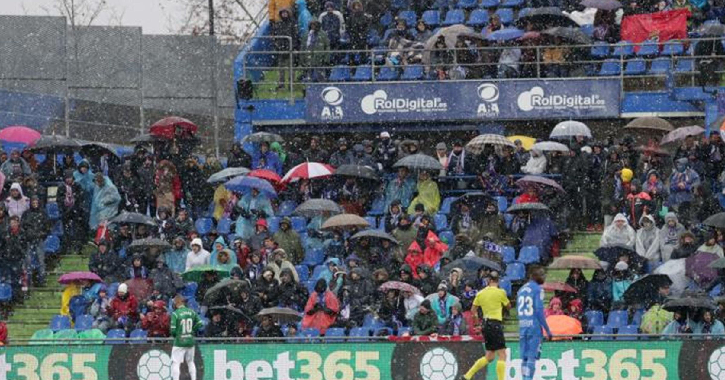 Calor en las gradas bajo la nieve en el derbi del sur de Madrid - Eurosport