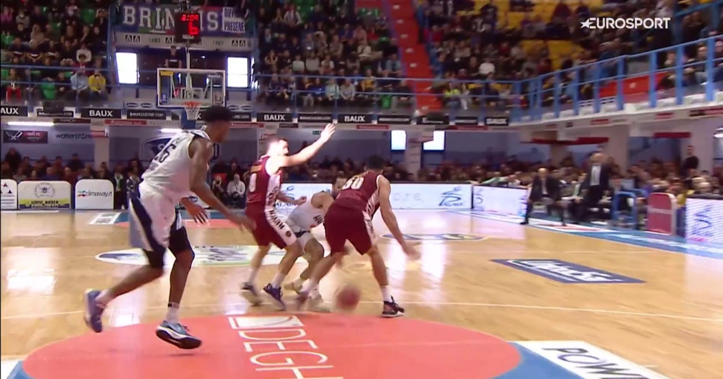Bowman con l'assist tunnel a Watt per la bimane di Bayehe - Basket ...