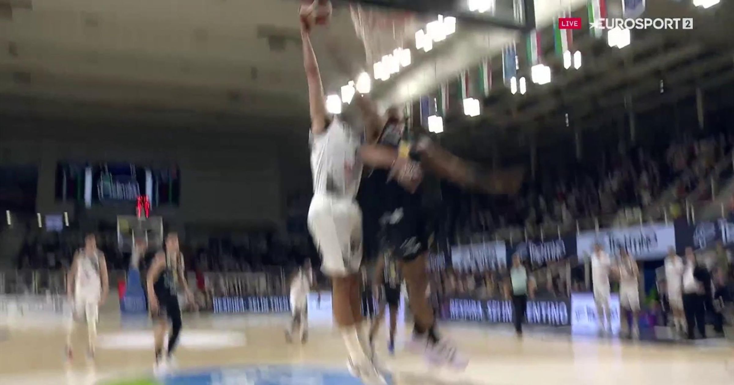 Darion Atkins cancella Tyler Cain con una tremenda stoppata ...