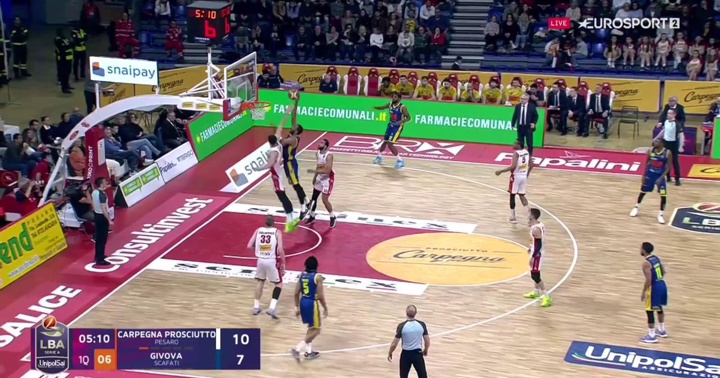 Trevor Thompson brutalizza il ferro della Carpegna Prosciutto Pesaro ...