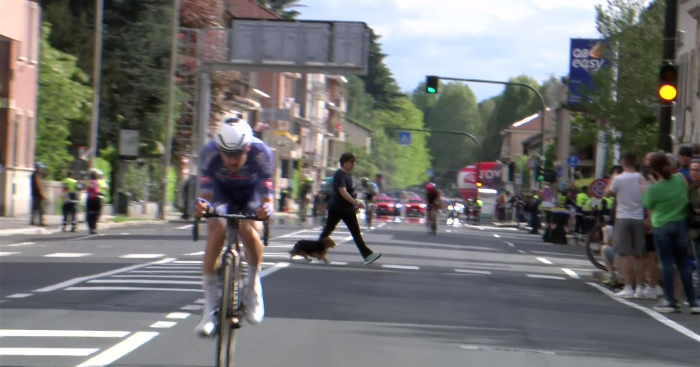 Follia al Giro d'Italia! Una signora attraversa la strada a 5km dall ...
