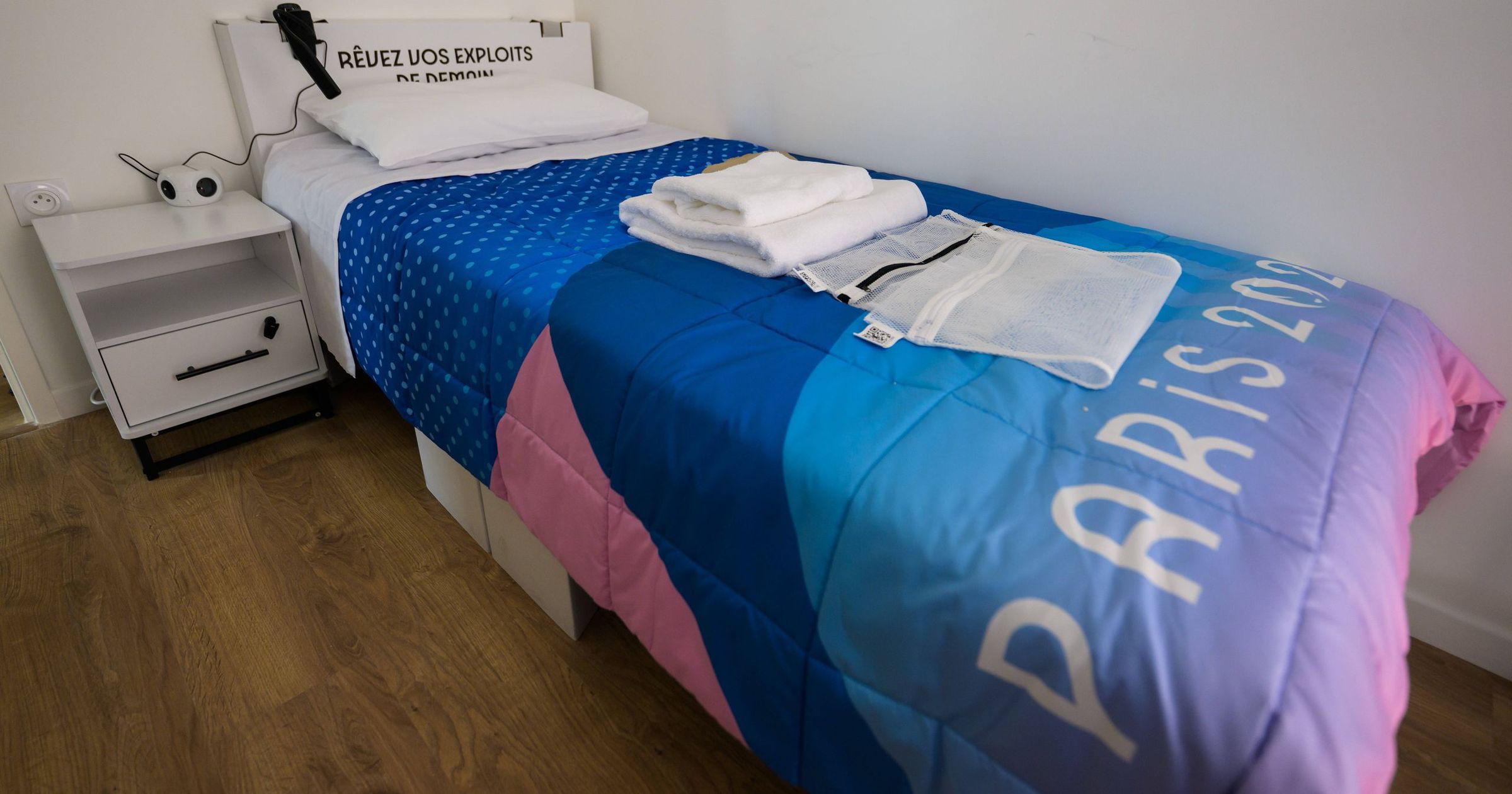 Betten zu hart: Schwedinnen besorgen neue Matratzen von IKEA für Zimmer ...