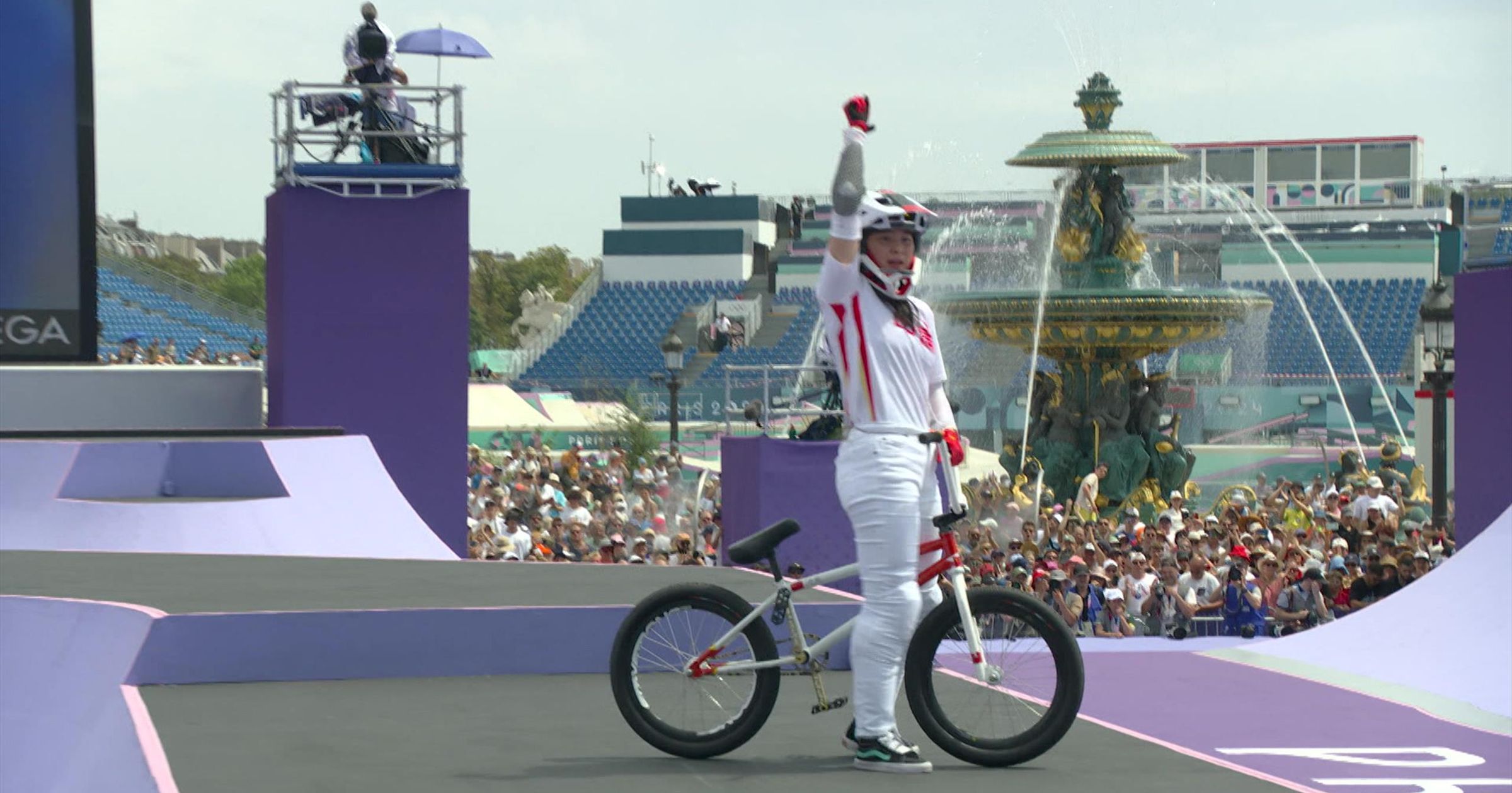 Olympia 2024 - BMX Freestyle: Die Chinesin Yawen Deng wird nach einem ...