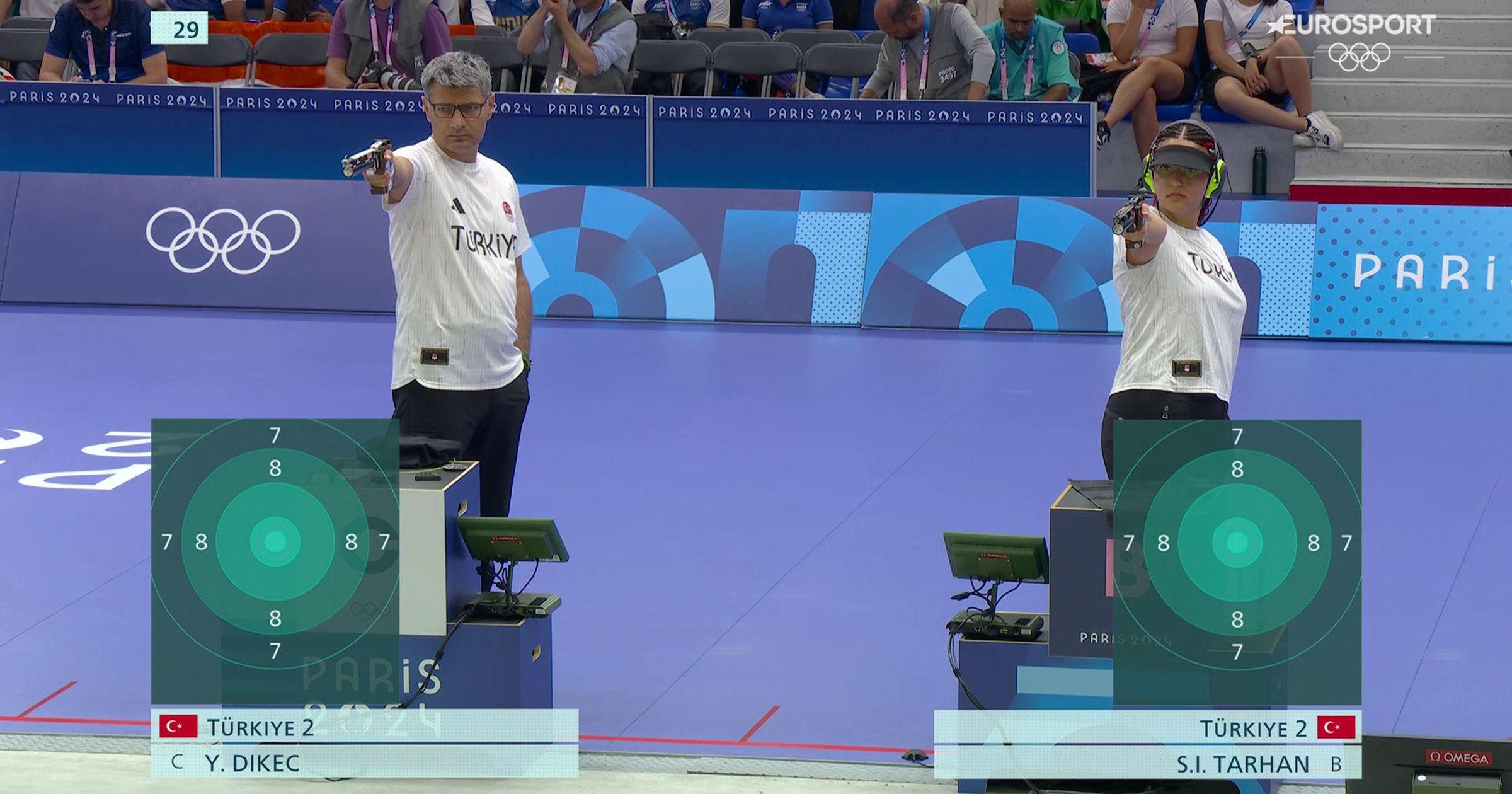Yusuf Dikec z ręką w kieszeni, w zwykłych okularach. Zdobył medal jak ...