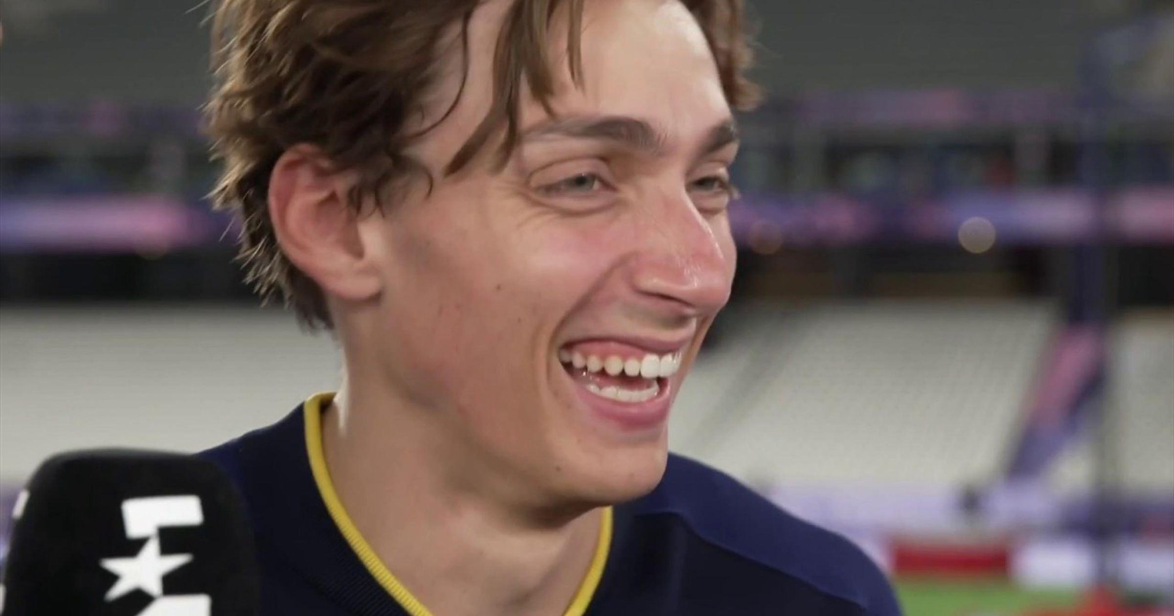 Olympia 2024 - Armand Duplantis nach Weltrekord im Eurosport-Interview ...