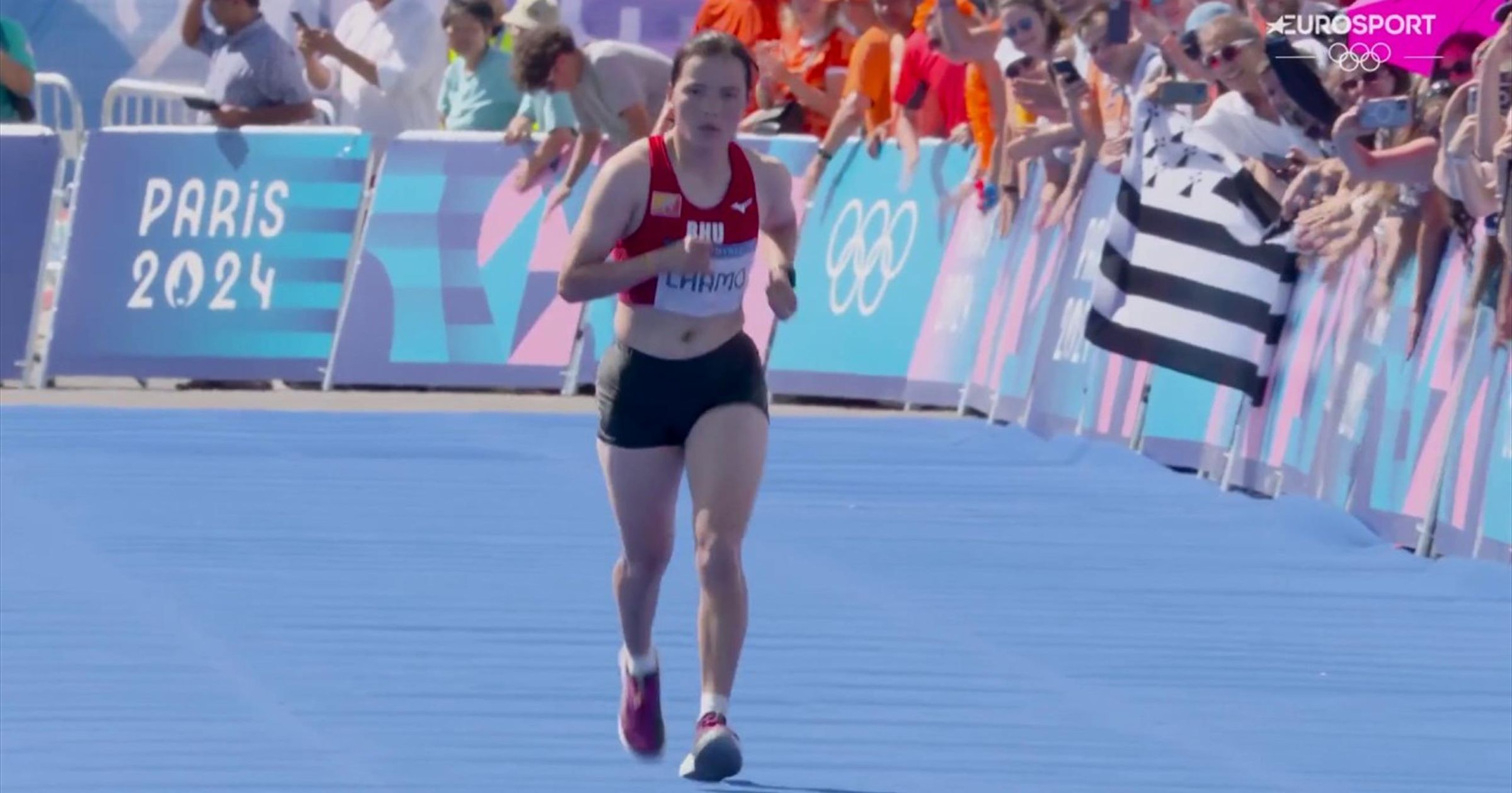 Kinzang Lhamo è ultima nella maratona femminile, ma il pubblico delle ...