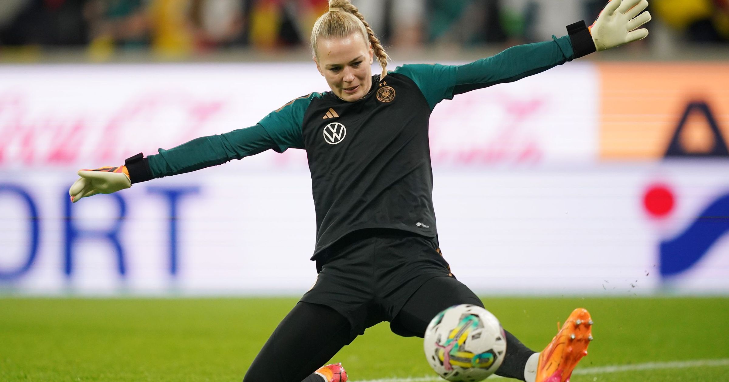 Merle Frohms tritt aus Nationalmannschaft zurück: Torhüterin verlässt ...