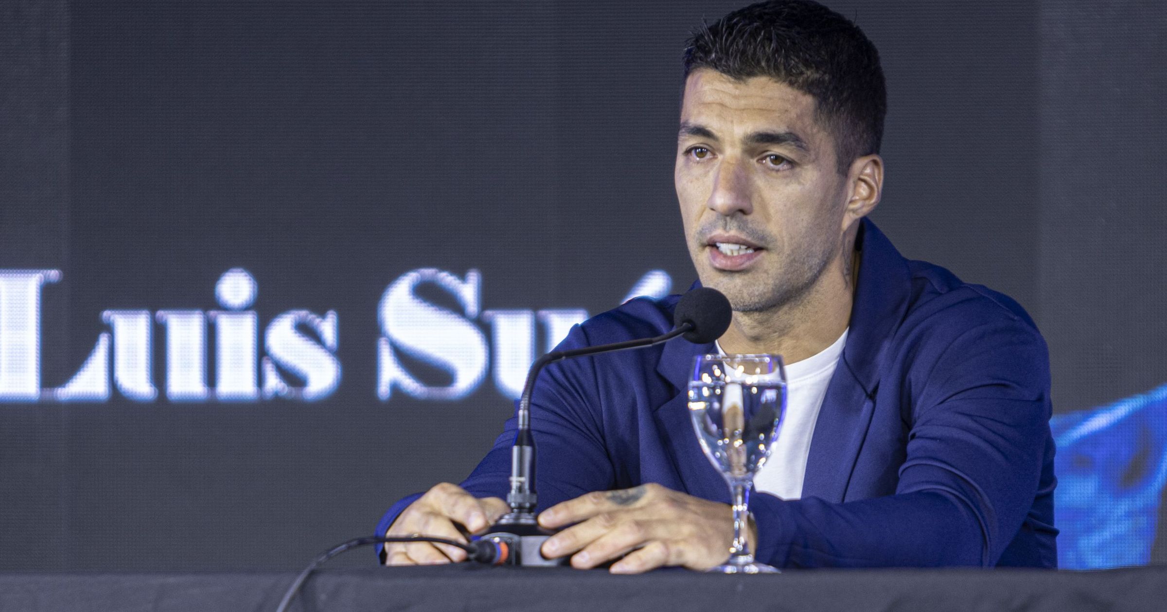 "Beißer" und Volksheld: Luis Suárez beendet unter Tränen seine Karriere ...