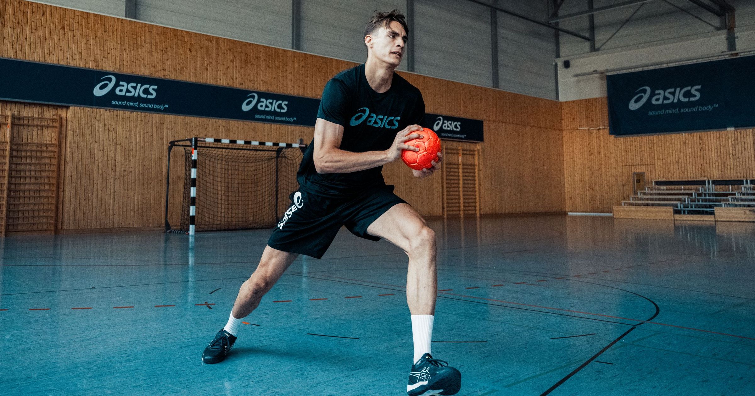 Hoch springen, schnell laufen, standfest sein: ASICS passt seine Schuhe ...
