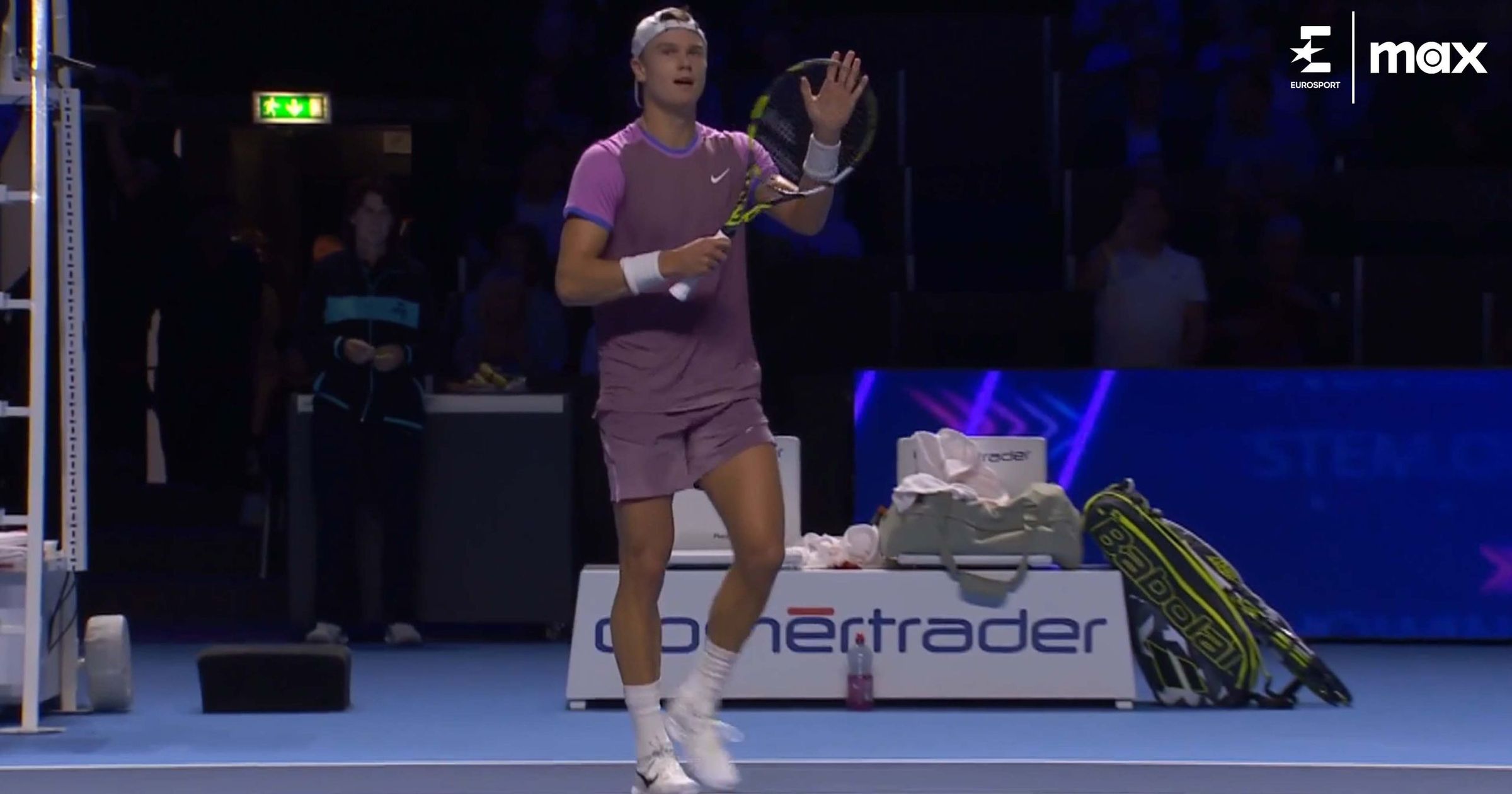 Svingende Holger Rune videre til kvartfinalen i Basel efter to sæt ...