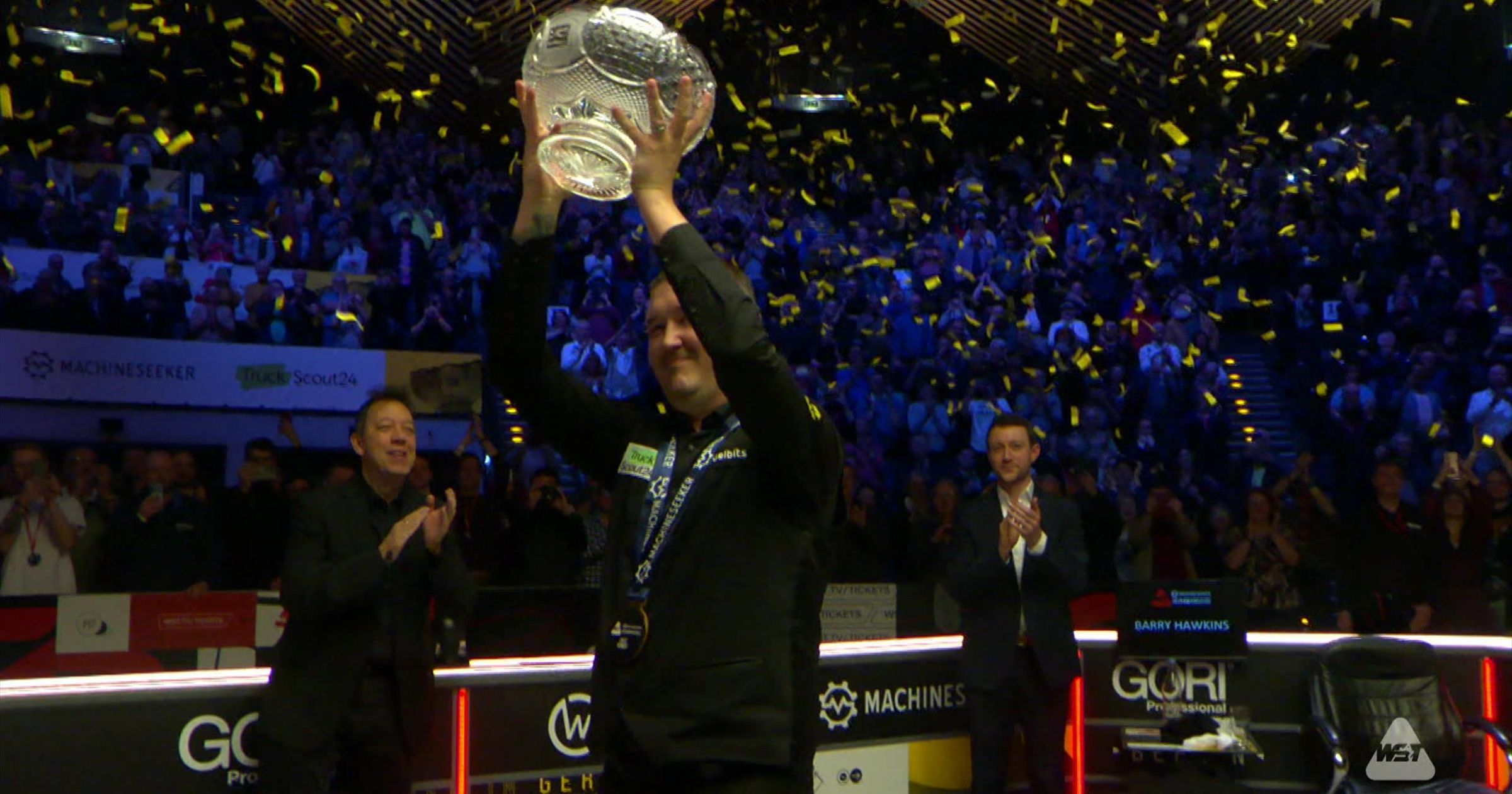 Nog een keer Sunchyme voor winnaar Kyren Wilson - bij uitreiking trofee ...