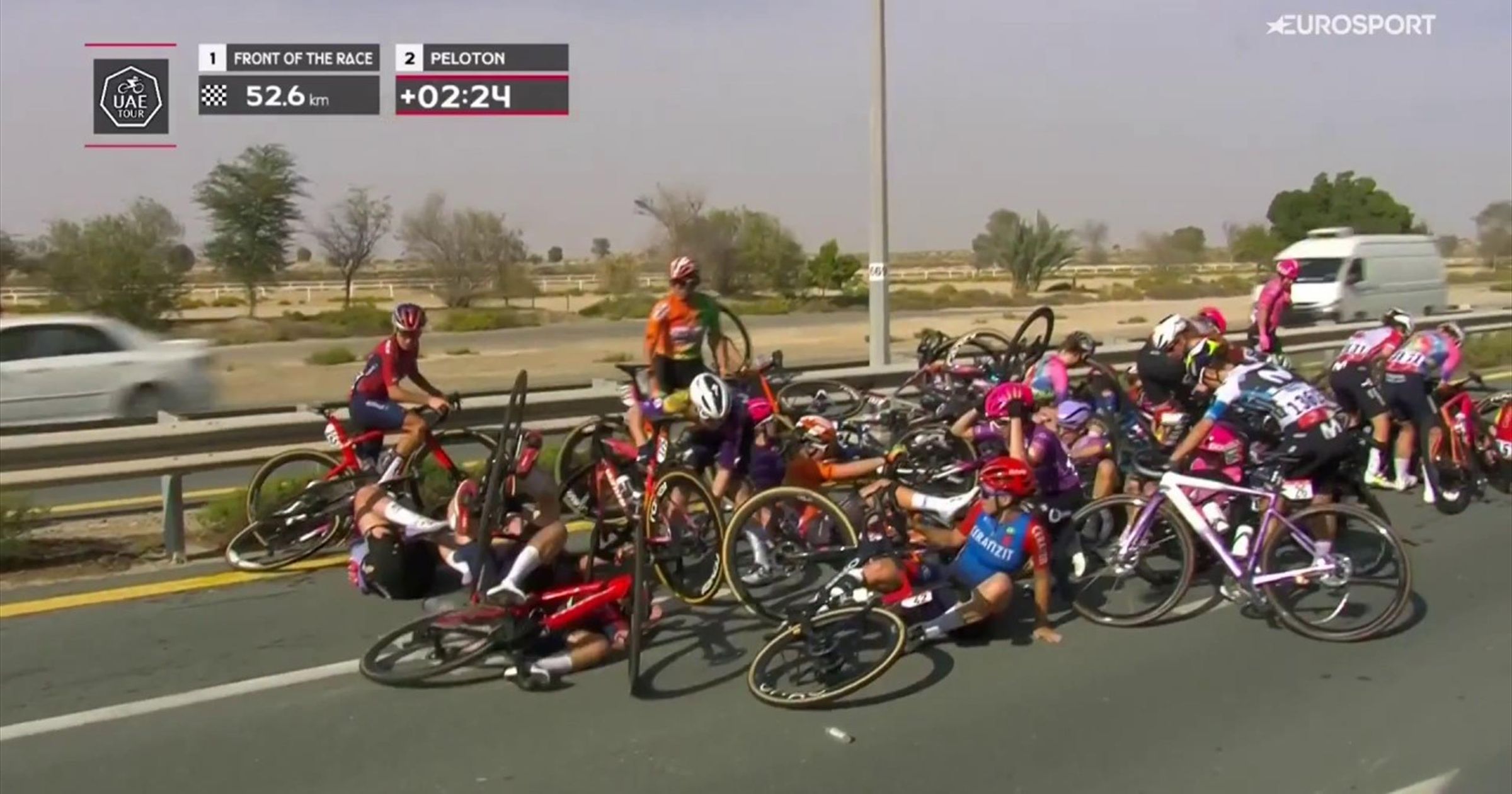 Massale valpartij tijdens eerste etappe UAE Tour Women - Wielrennen ...