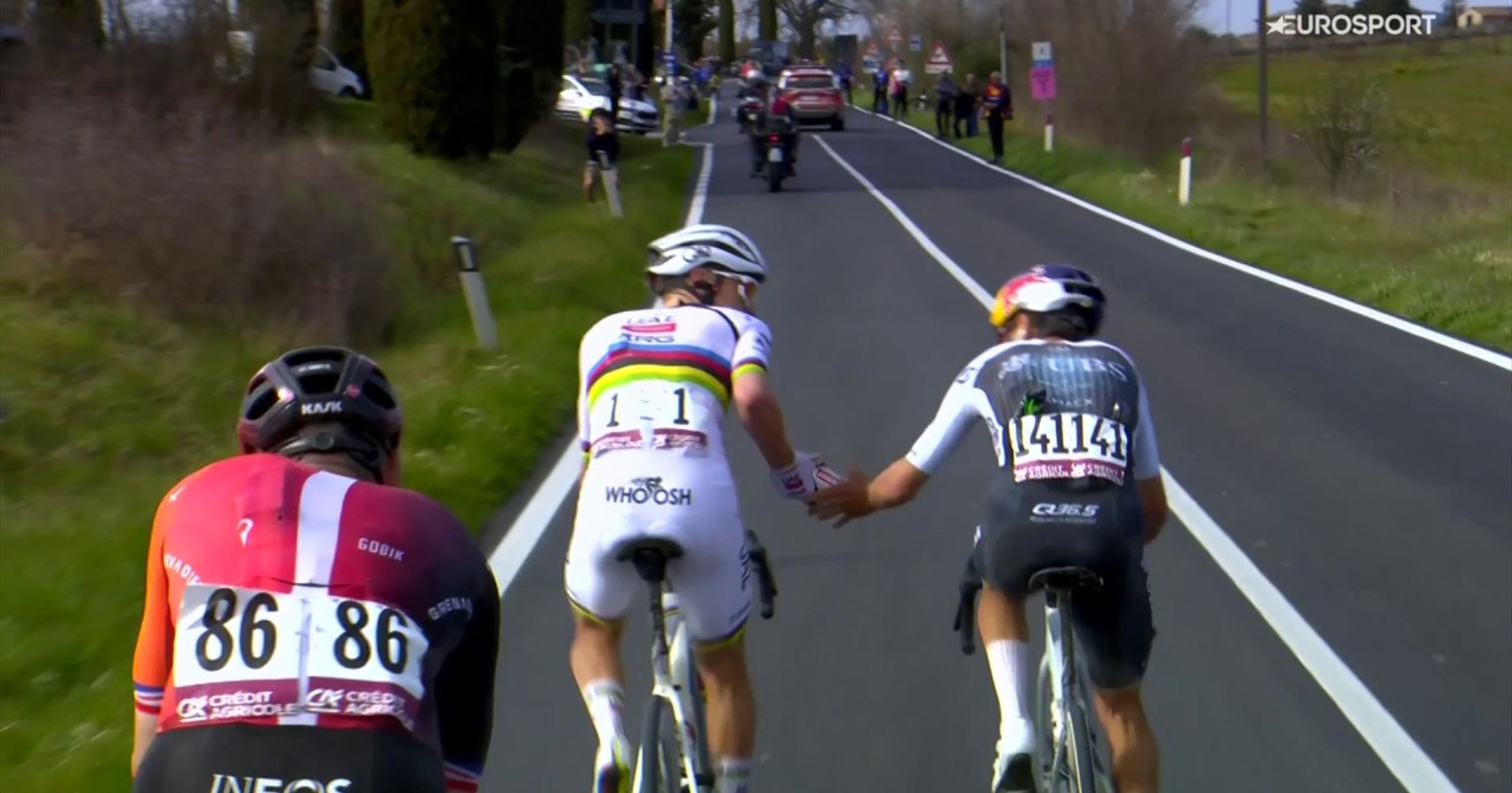 Strade Bianche 2025 | El detallazo de Pogacar ofeciendo un bidón a ...