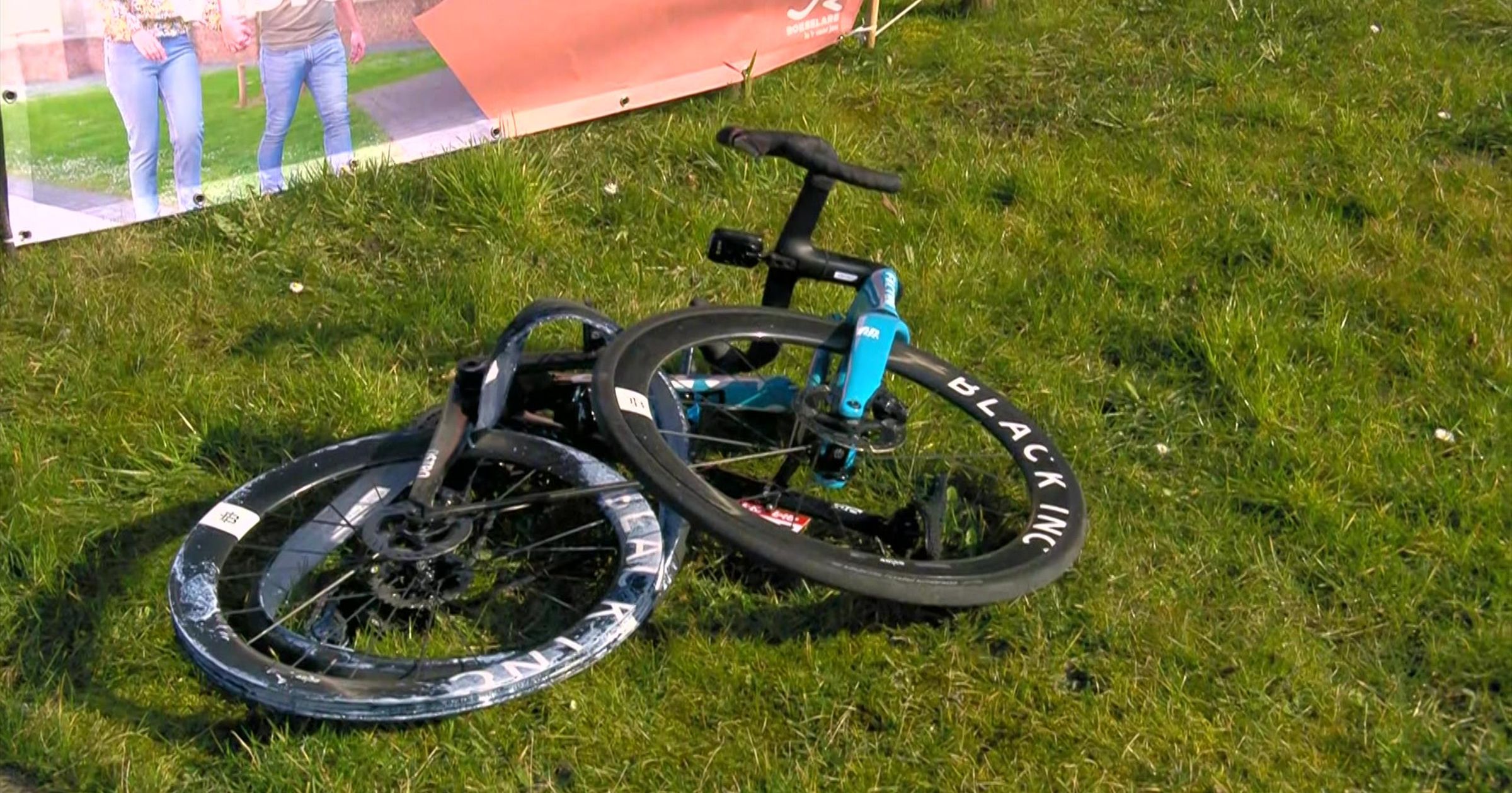 Een flinke valpartij van Floris van Tricht in de Grote Prijs Jean ...