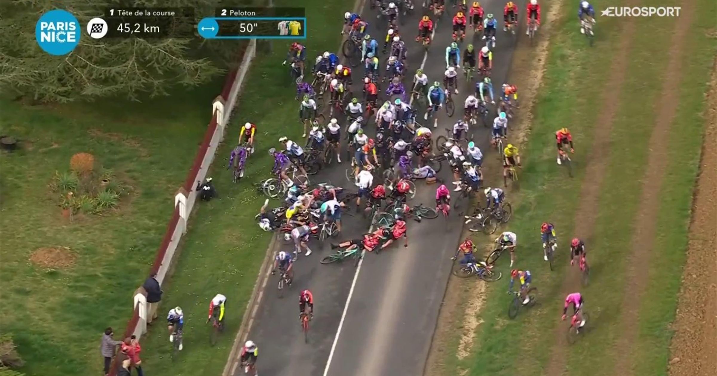 Massale valpartij tijdens tweede etappe Parijs-Nice - Tim Merlier komt ...