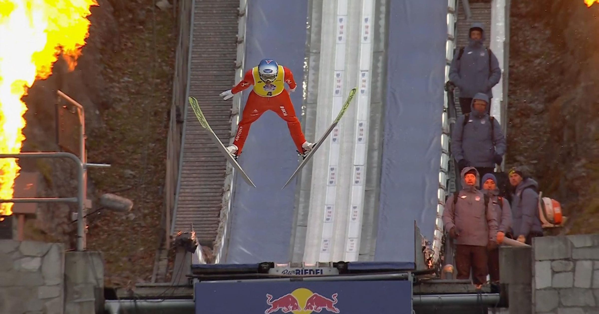 Perfekcyjny skok Gregora Deschwandena w 2. serii Red Bull Skoki w Punkt ...