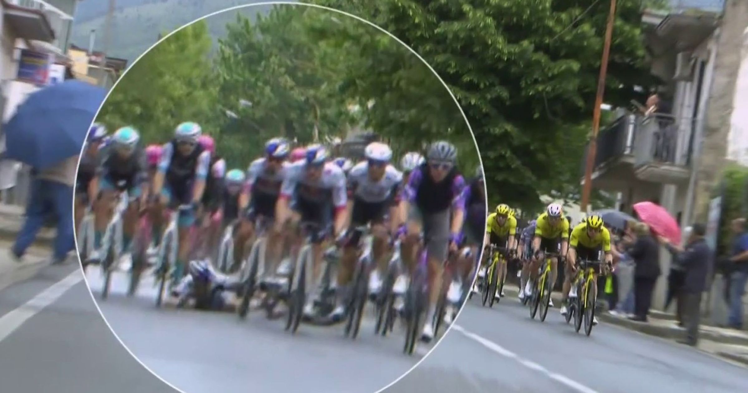 Giro d'Italia 2025 - Massensturz und Neutralisations-Chaos im Regen vor ...