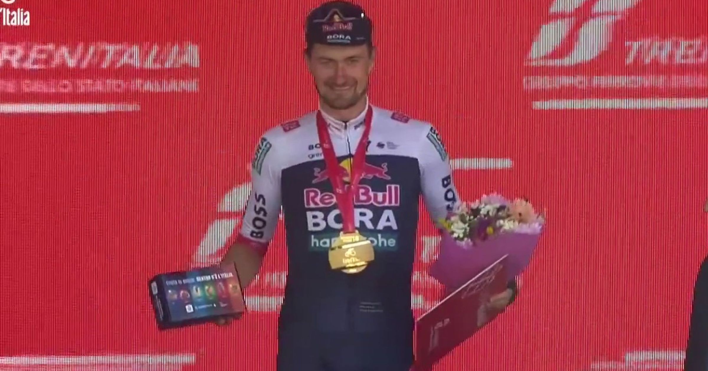 Giro d'Italia - 18. Etappe: Emotionale Siegerehrung für Nico Denz mit ...