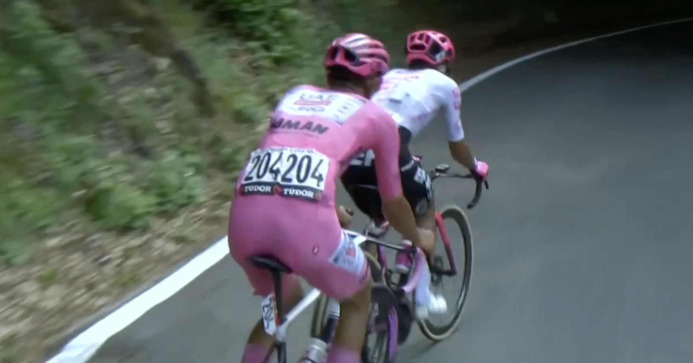 Isaac Del Toro svarer igen: Se ham hente Richard Carapaz - Cycling ...
