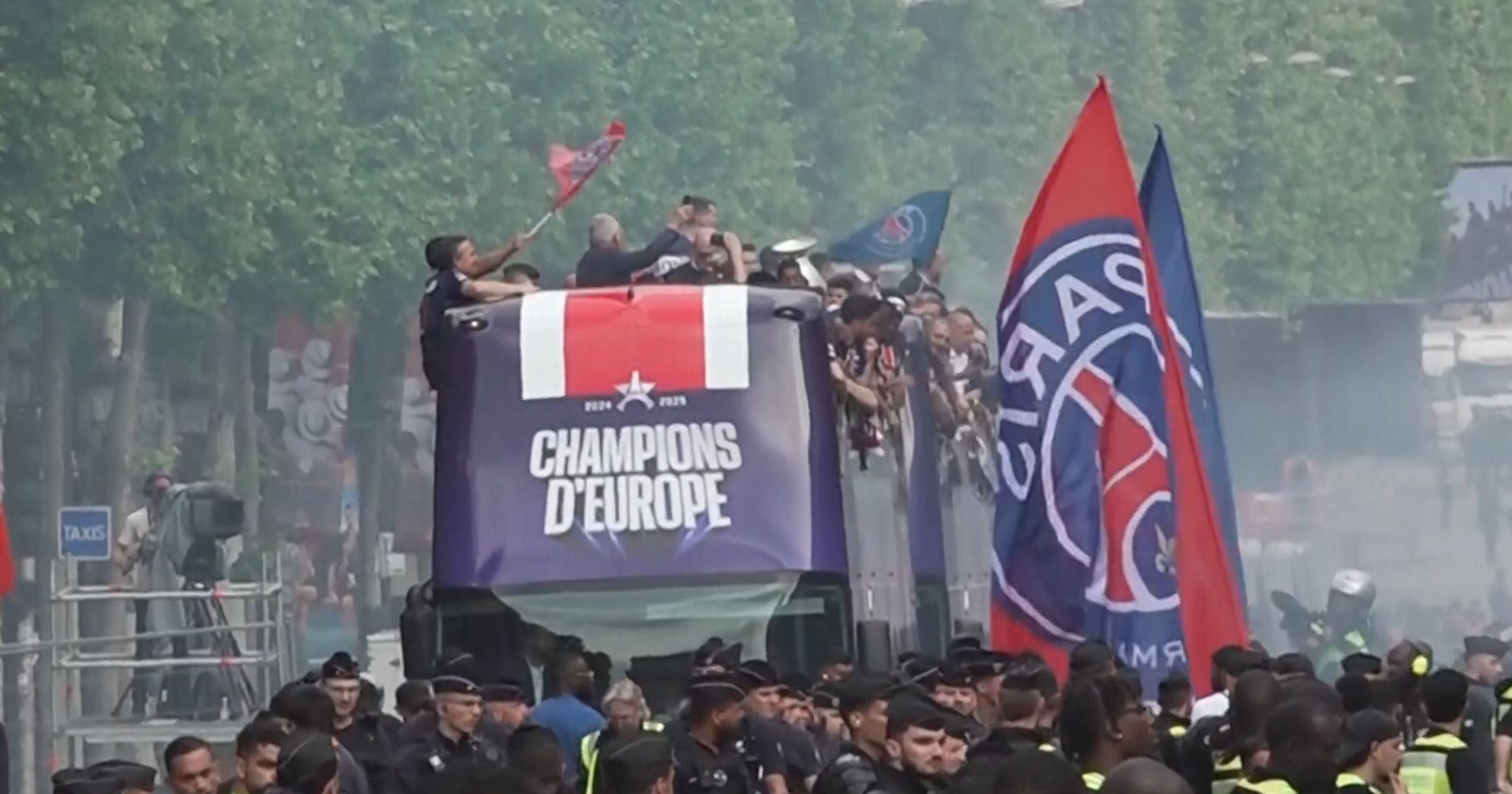 PSG feiert ausgelassene Parade auf den Champs Élysées - Spieler von ...