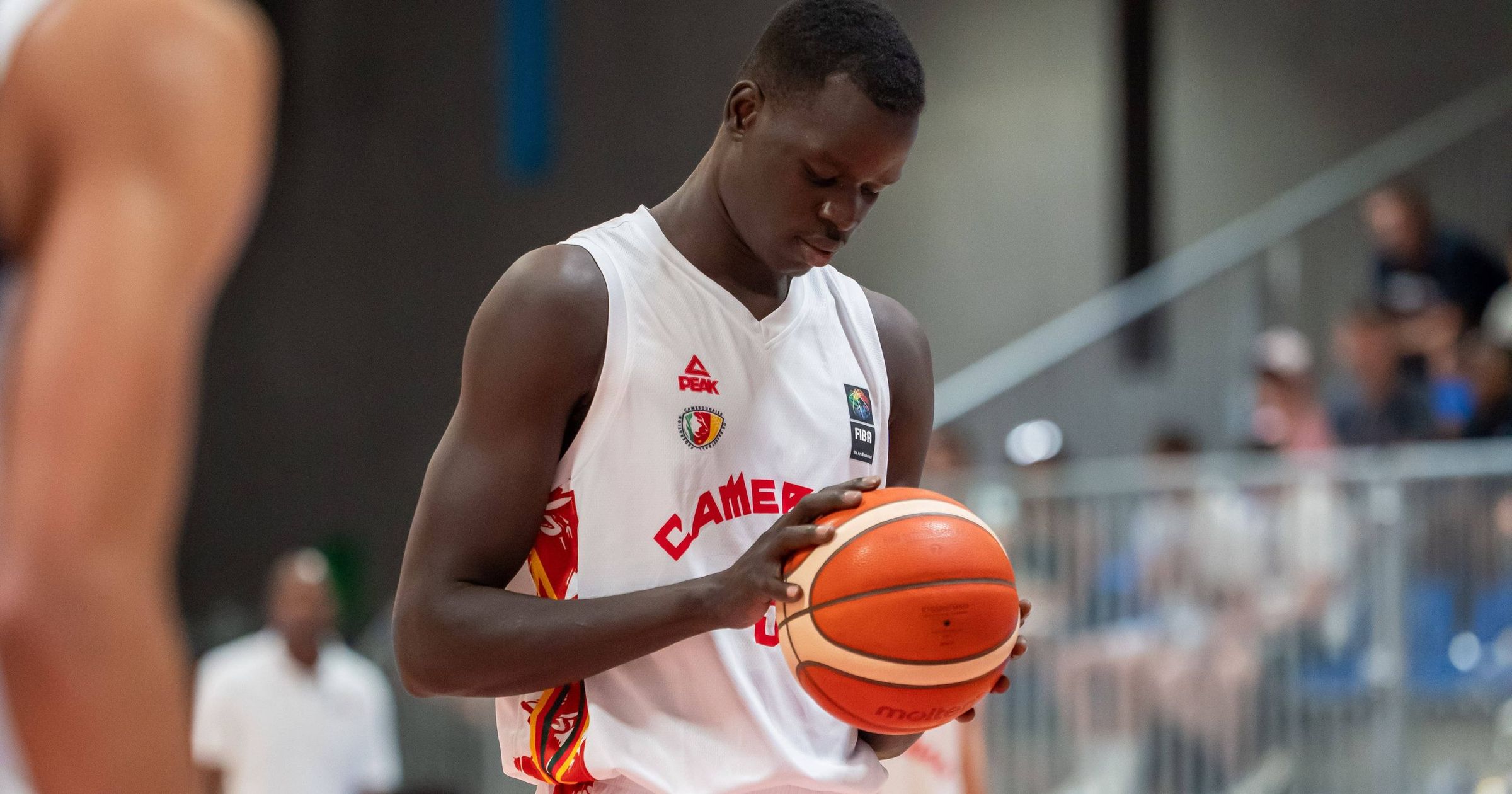 Amadou Seini popisał się wsadem do własnego kosza w meczu koszykarskich ...