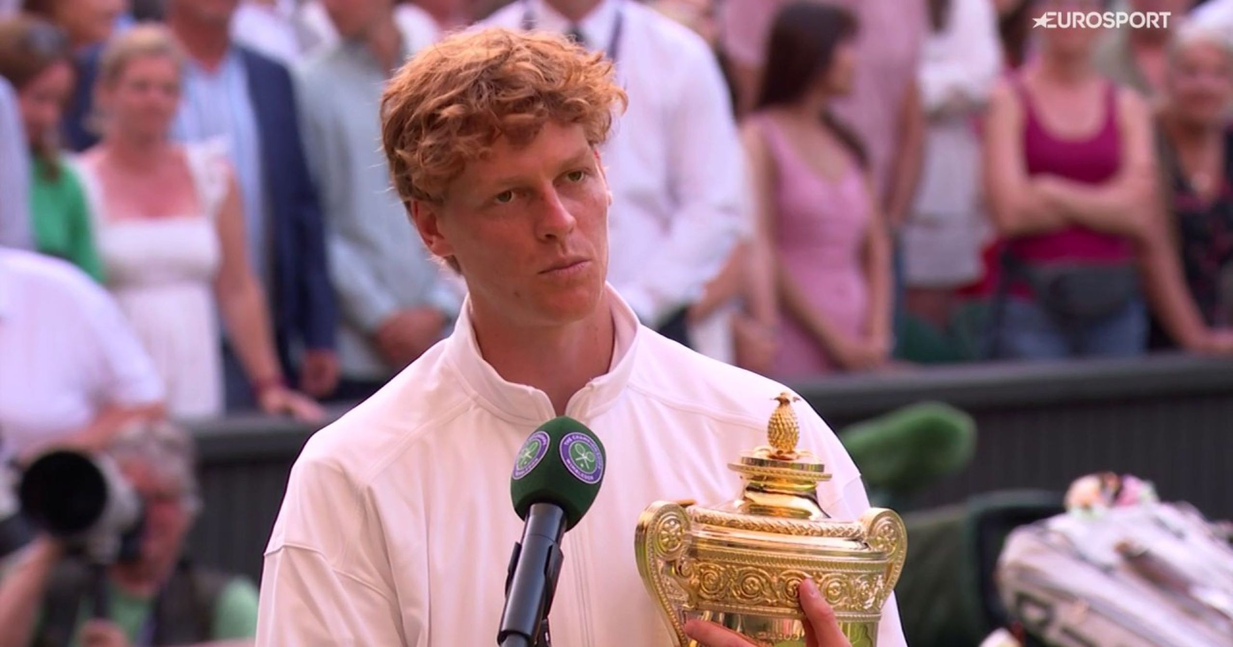 Jannik Sinner spreekt publiek en Alcaraz toe na winst op Wimbledon ...