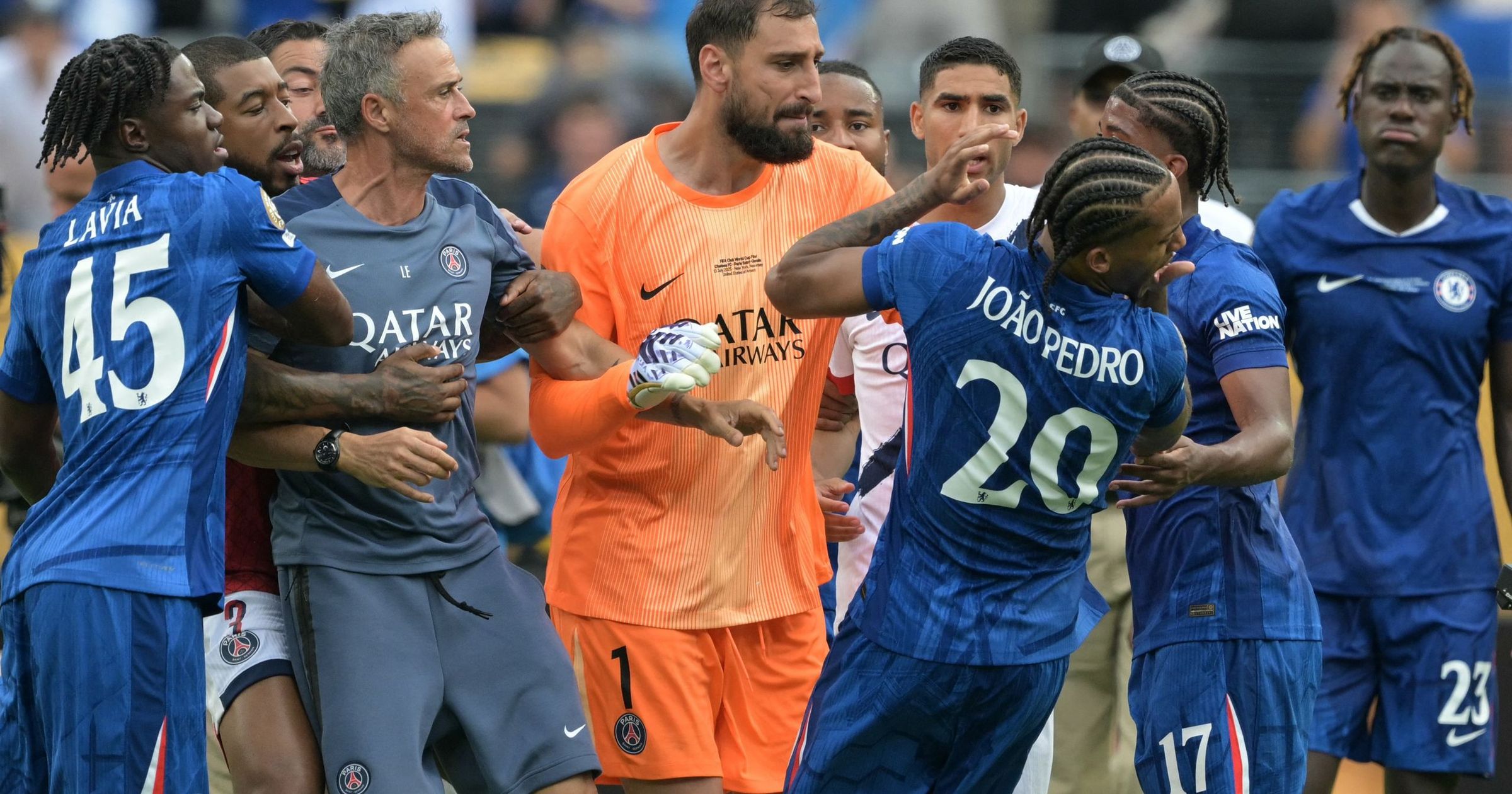 Trener PSG Luis Enrique popchnął i uderzył piłkarza Chelsea Joao Pedro ...