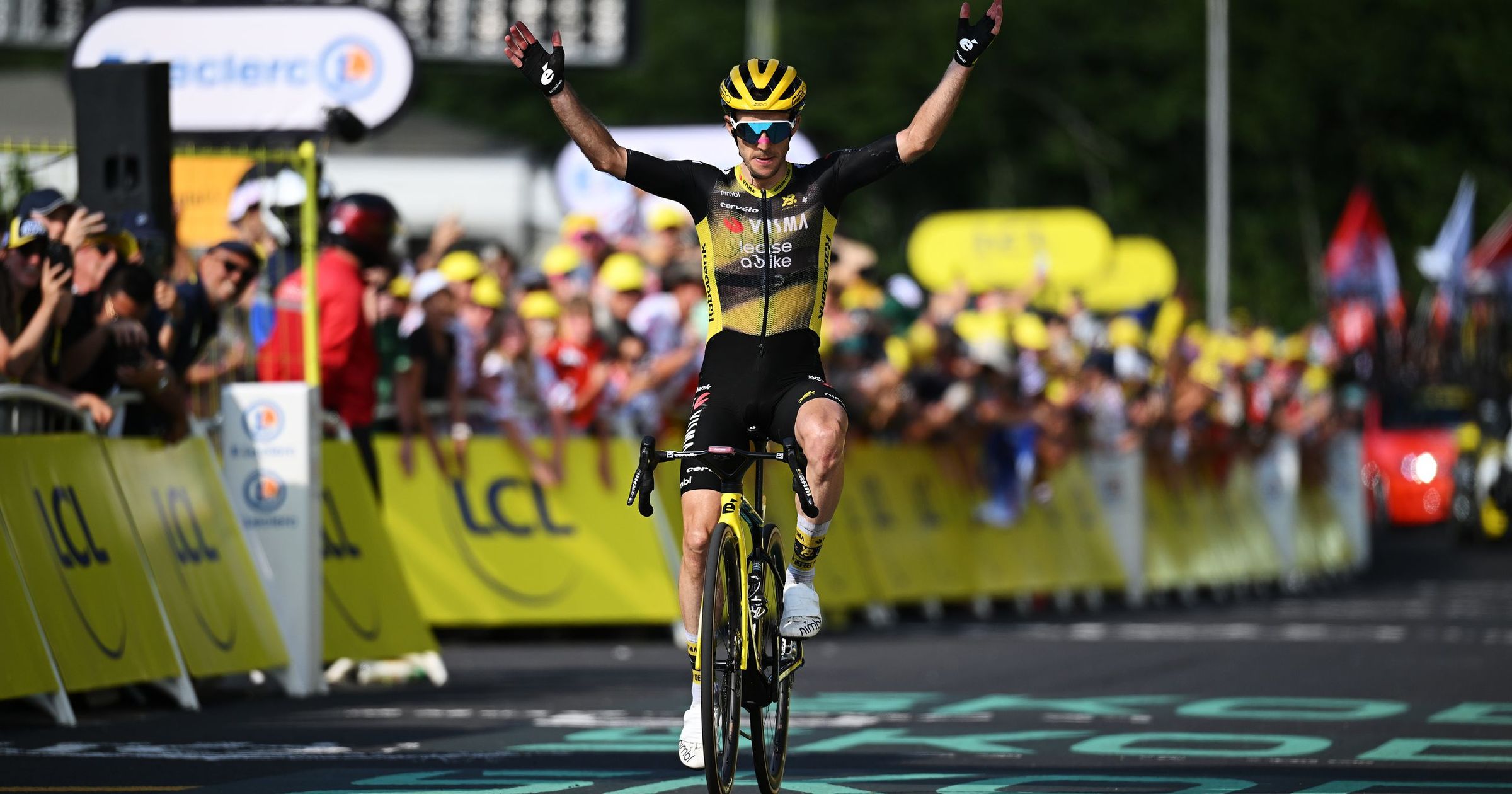 Se Simon Yates køre først over stregen på 10. etape af Tour de France ...