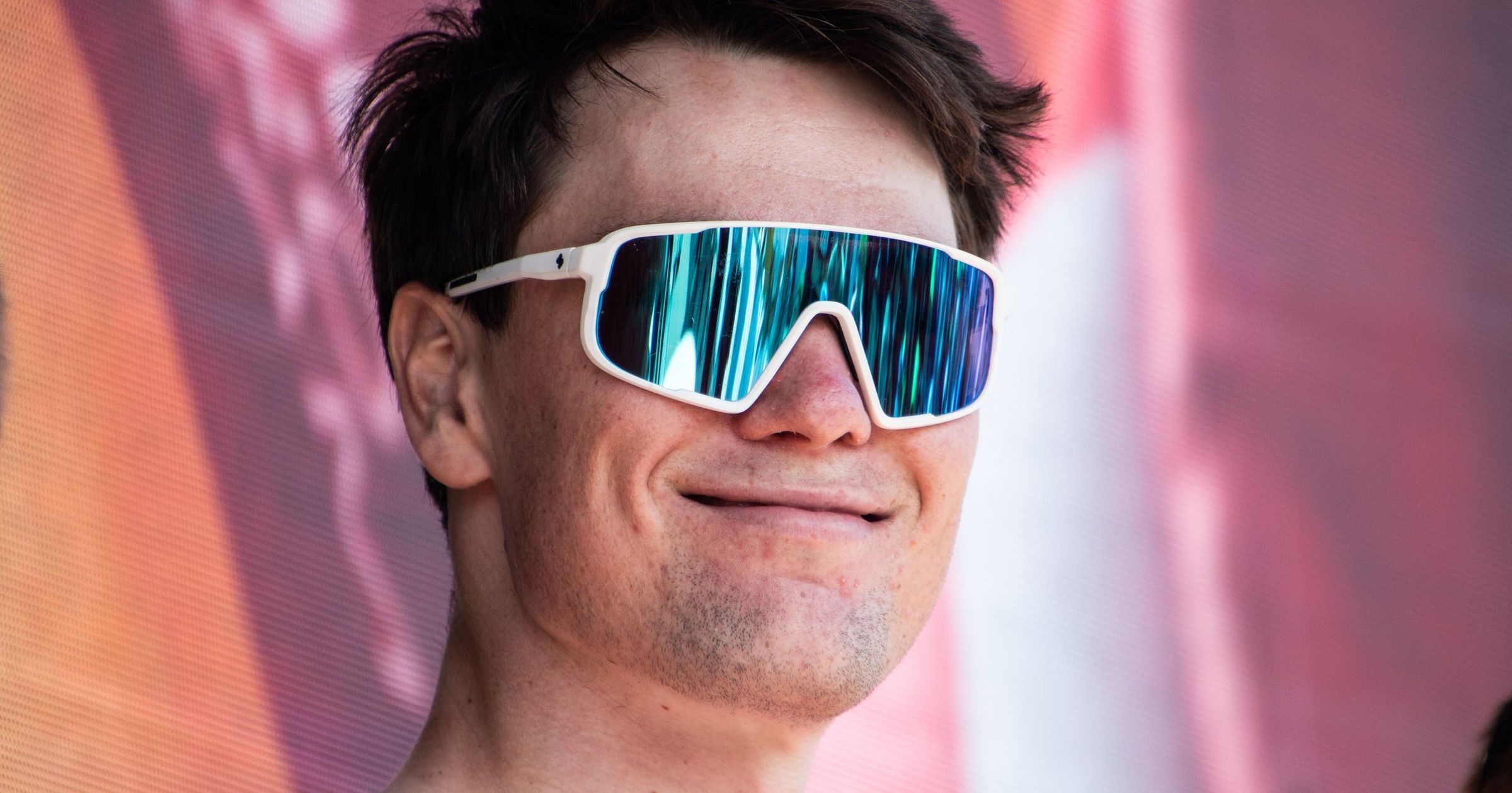 Soren Wærenskjold rijdt overtuigende sprint en wint na hectische finale ...