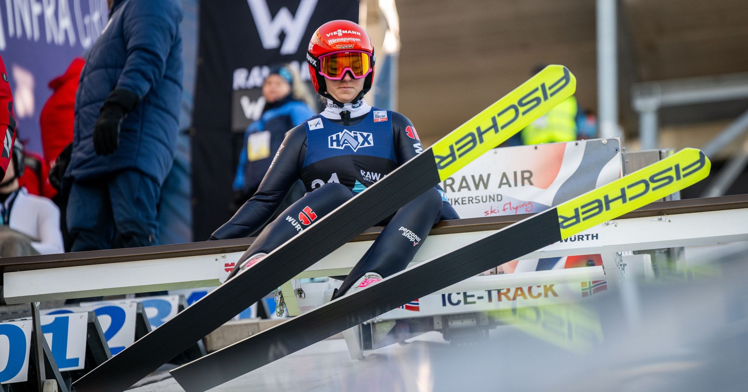 Katharina Schmid mit Galgenhumor nach Horror-Stürzen in Predazzo: DSV ...