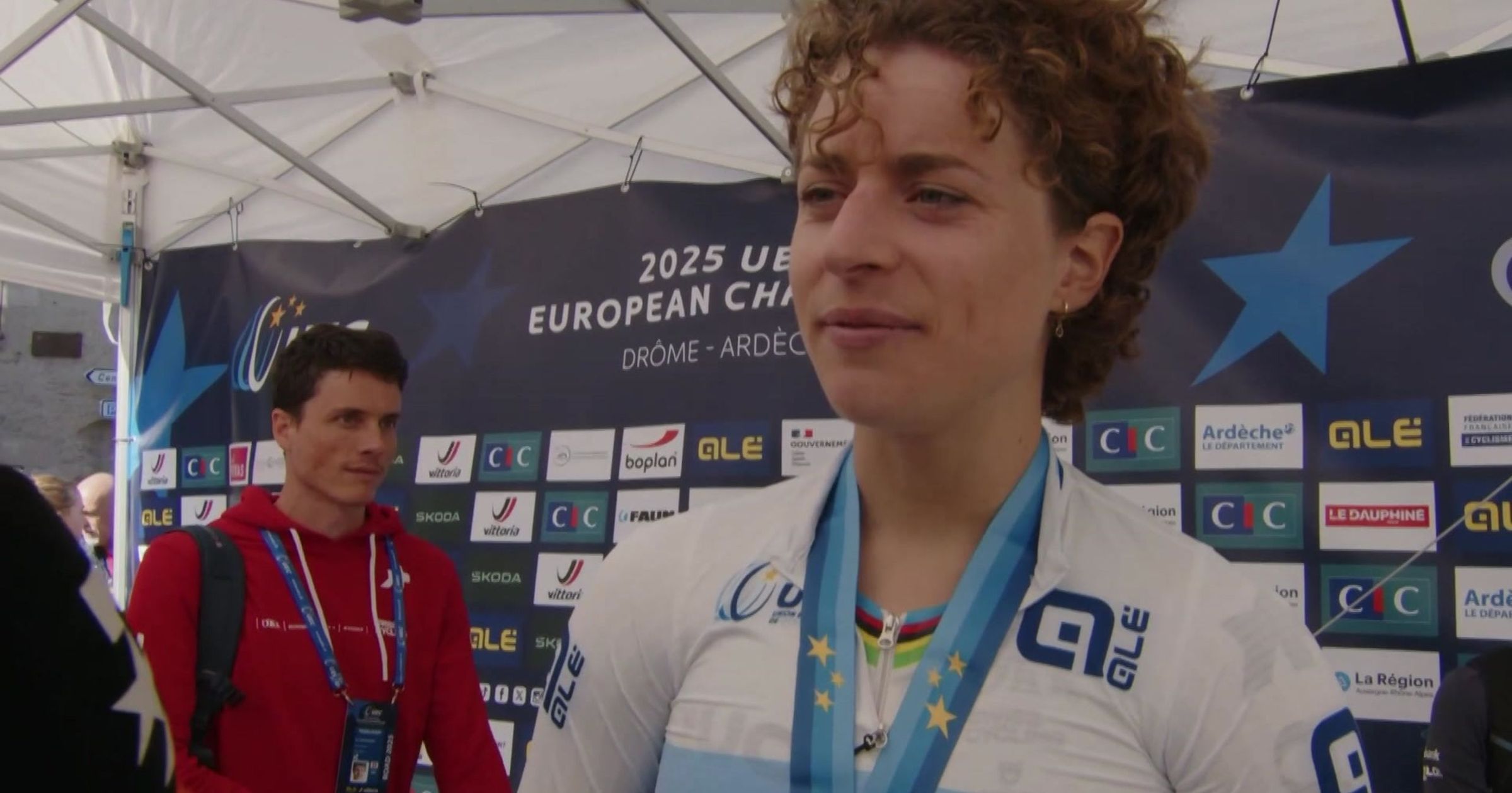 Marlen Reusser scherzt nach EM-Triumph im Einzelzeitfahren über Trikot ...