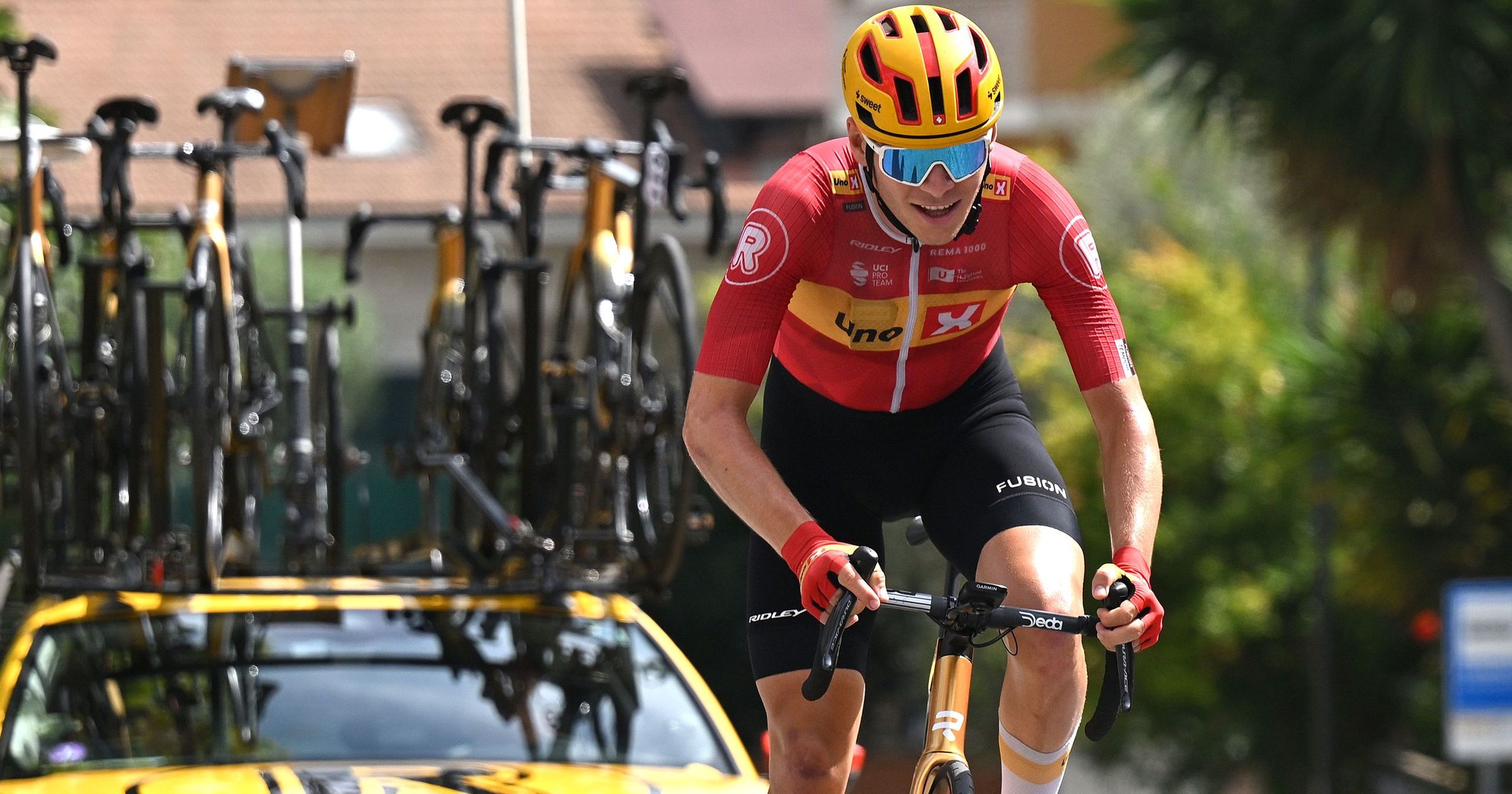 Apartado de la competición el danés Simon Dalby (Uno-X) tras ...