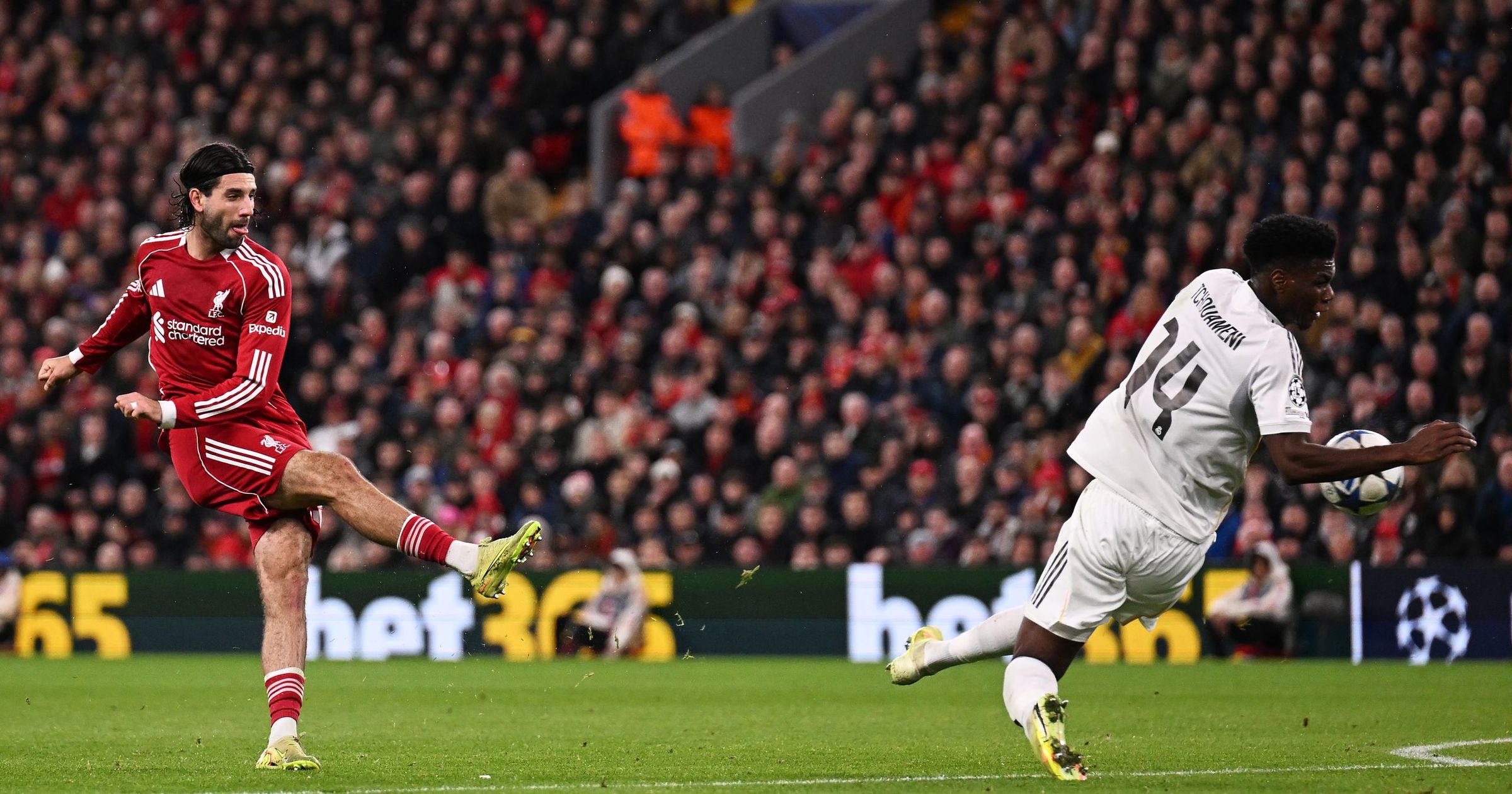 Champions League 25/26 | La polémica: El VAR anuló un penalti por mano ...