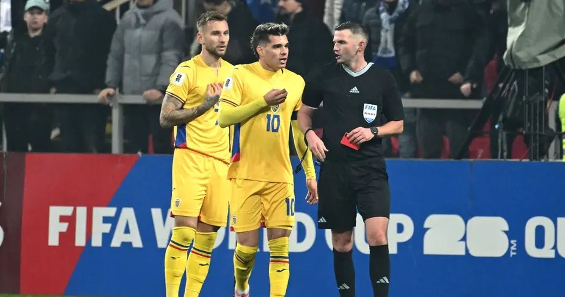 Ce i-a putut spune arbitrul Michael Oliver lui Ianis Hagi, după ce ...