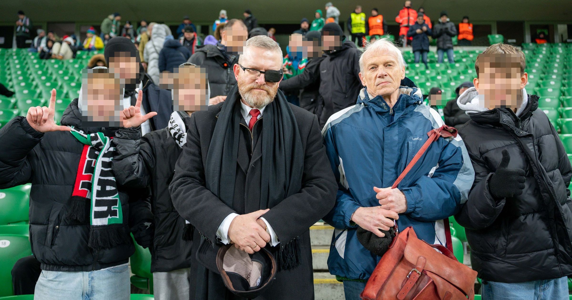 Grzegorz Braun i Janusz Waluś pozowali do zdjęć z dziećmi w sektorze ...
