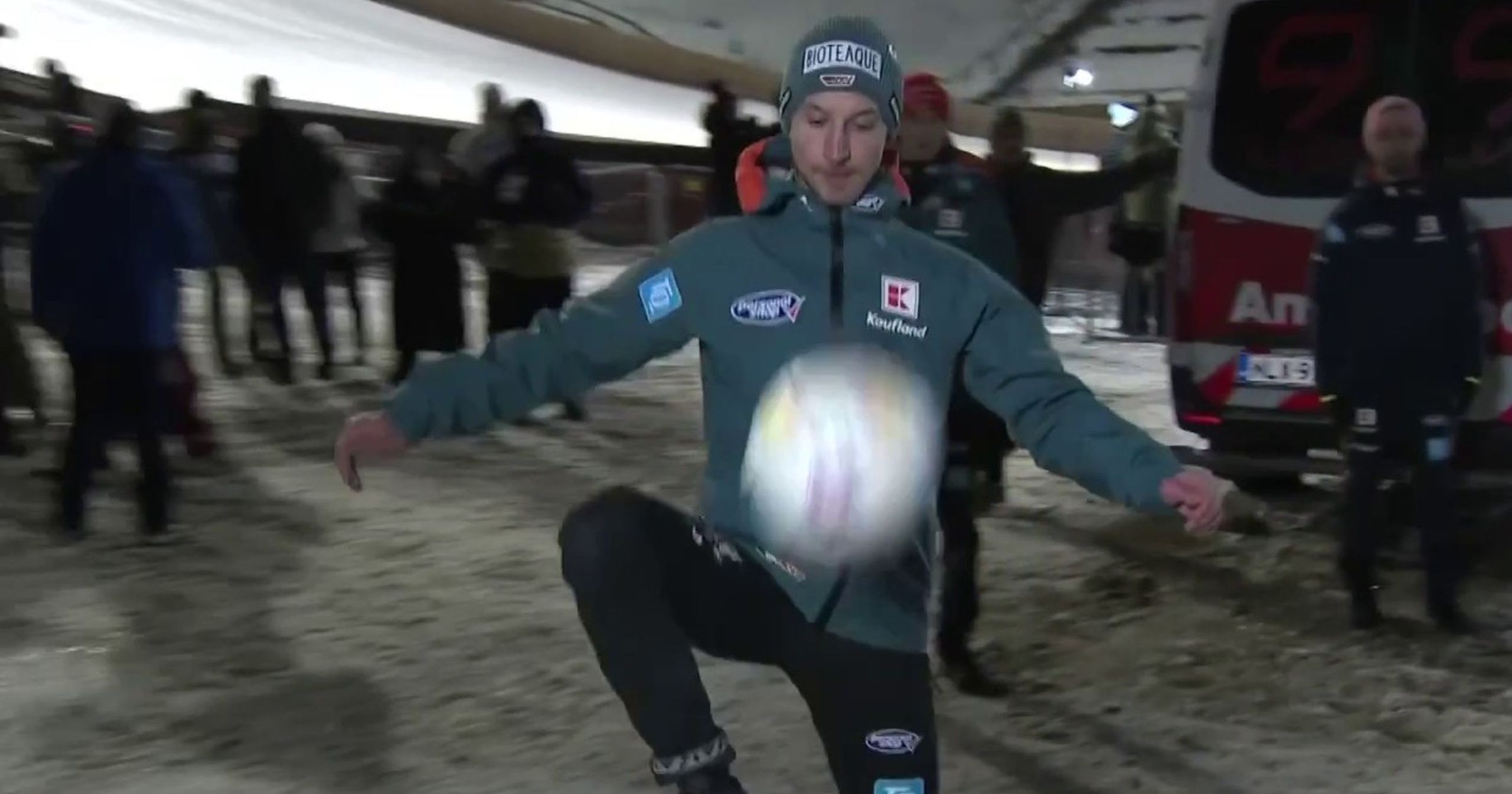 Skispringen in Ruka: Wind verhindert Start - DSV-Adler um Karl Geiger ...