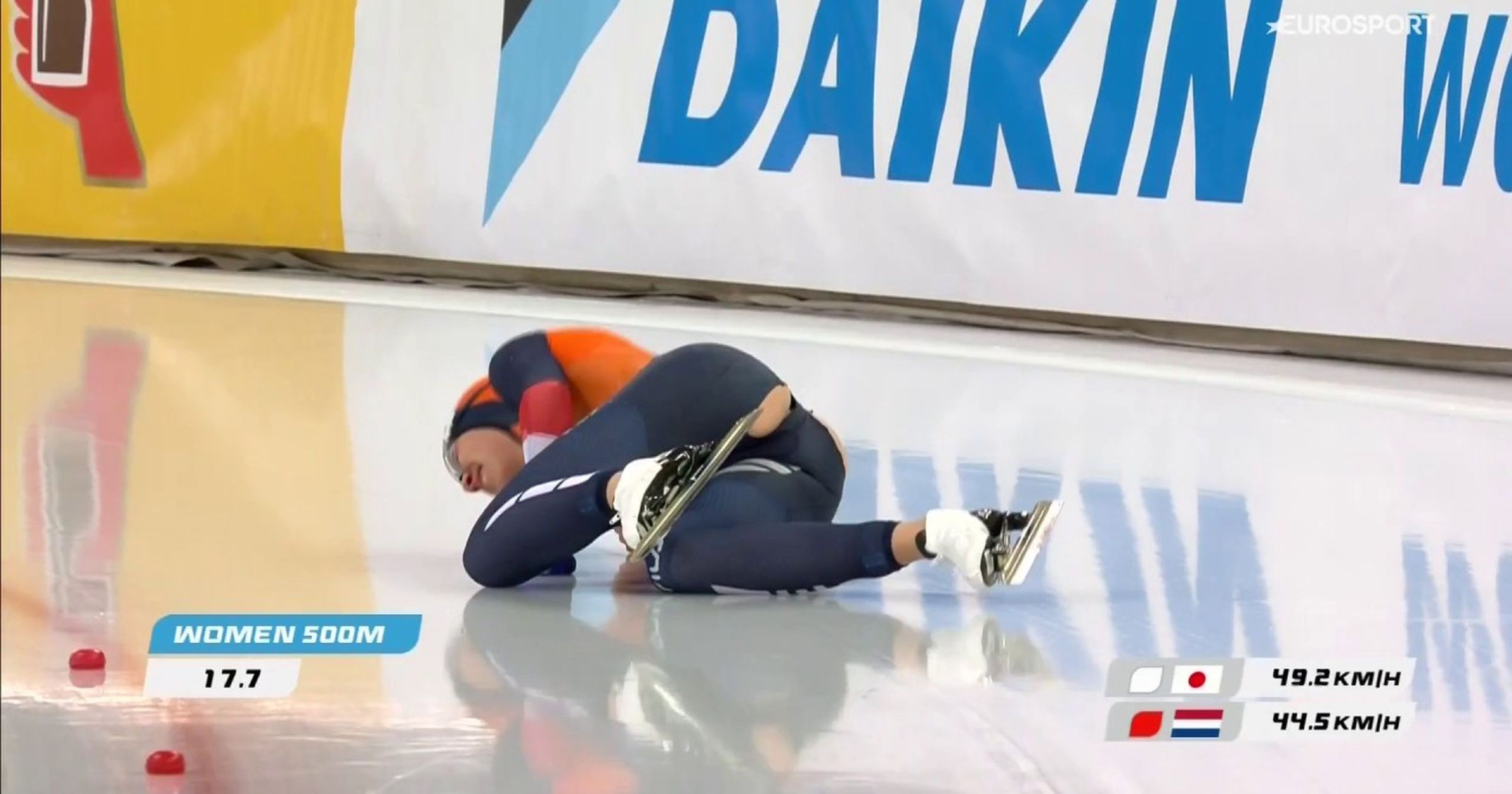 Suzanne Schulting gaat pijnlijk onderuit op de 500 meter in Hamar bij ...