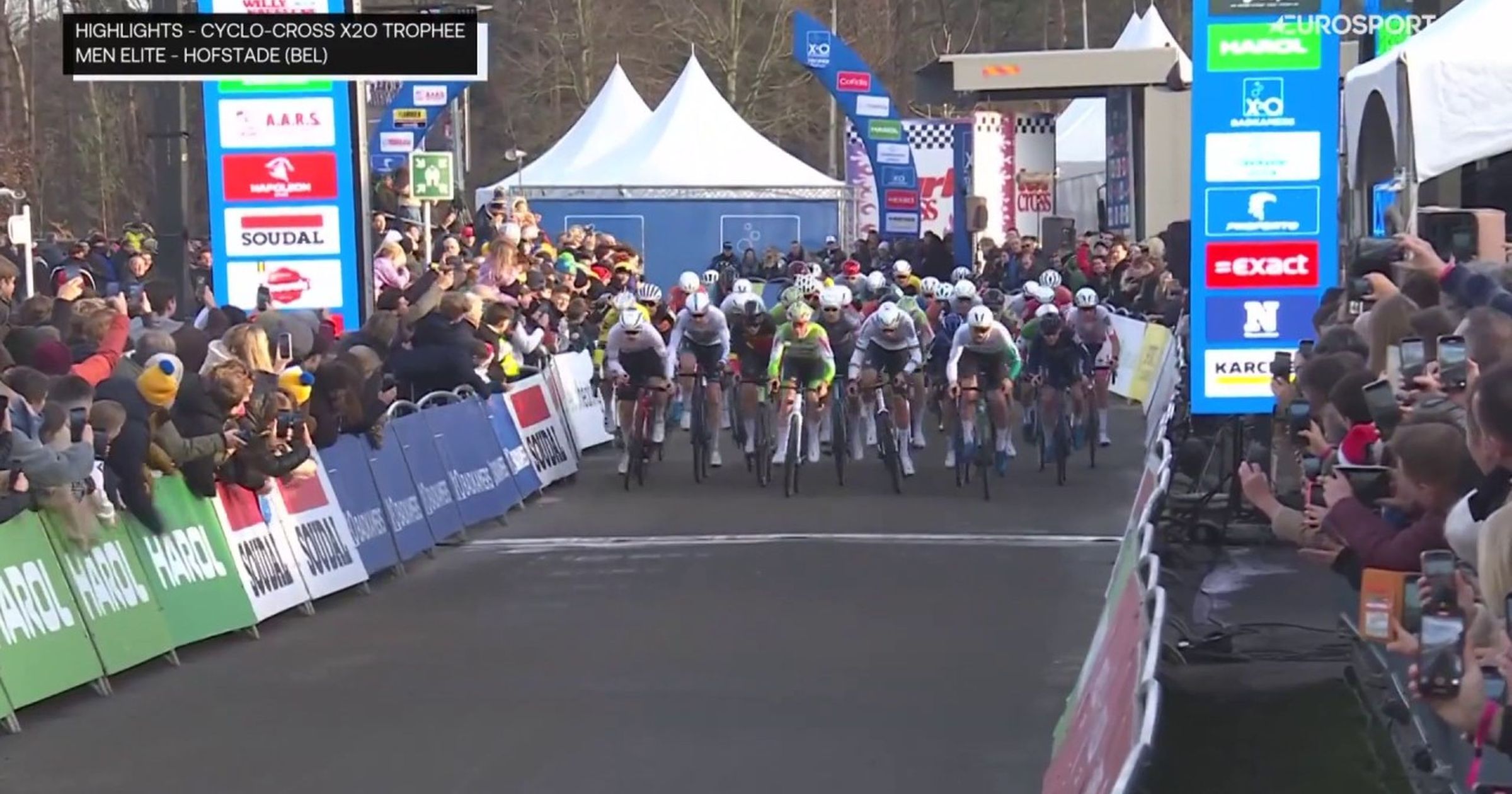 Van der Poel rijdt technisch perfecte cross op strand van Hofstade en ...